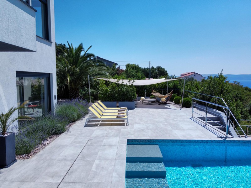 Crikvenica: Moderne Villa mit Infinity-Pool und Meerblick