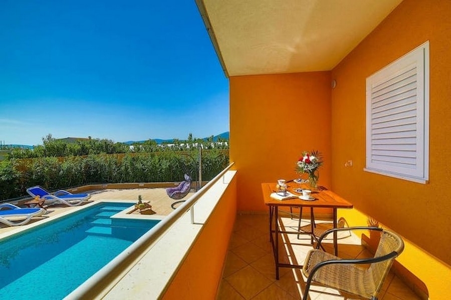 Kaštel Lukšić: Schönes Mehrfamilienhaus mit Pool und Meerblick